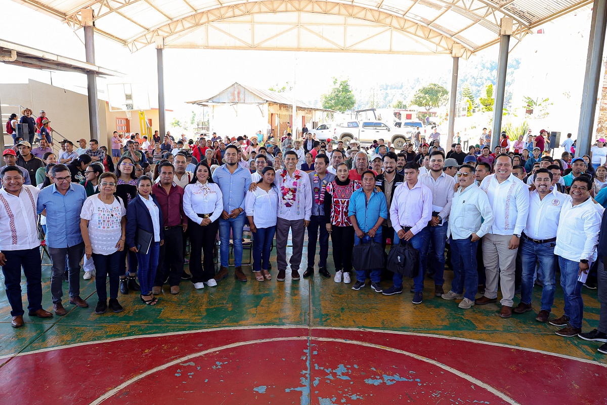Construye Gobierno del Estado caminos e infraestructura educativa en ...